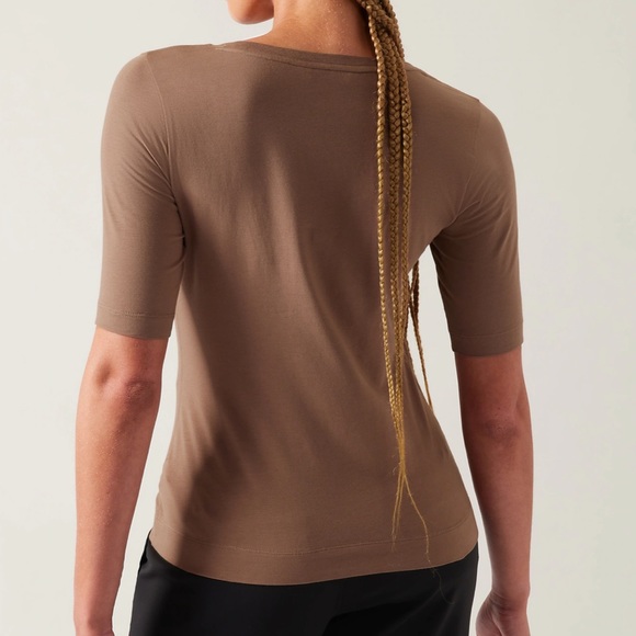 Athleta | Tops | Nwt Athleta Outbound Scoop Tee In Rustic Beige | Poshmark